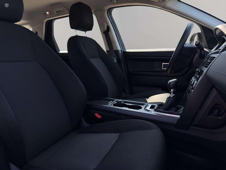 Black Land Rover Discovery Sport 2017 in Klaipeda, with an engine capacity of 2.00 L and mileage of 203 thousand km for 7999 €, photo 9 on AUTOMOTO.COM.LV