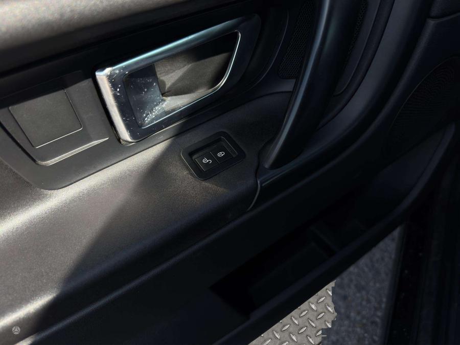 Black Land Rover Discovery Sport 2017 in Klaipeda, with an engine capacity of 2.00 L and mileage of 203 thousand km for 7999 €, photo 14 on AUTOMOTO.COM.LV