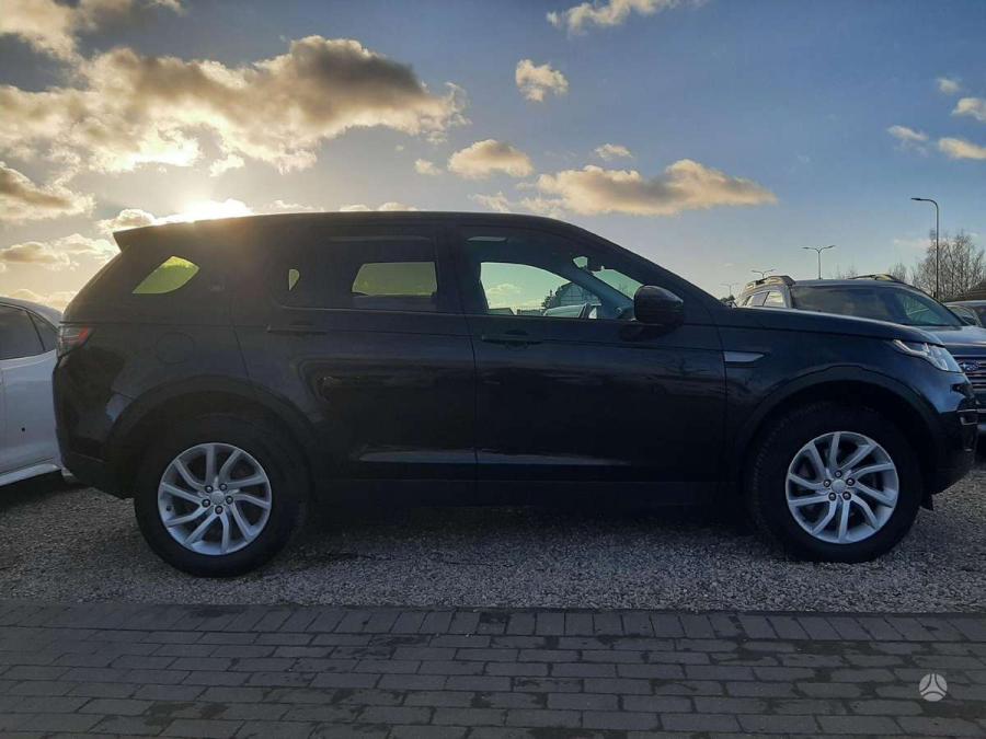 Black Land Rover Discovery Sport 2018 in Kaunas, with an engine capacity of 2.00 L and mileage of 16 thousand km for 10850 €, photo 7 on AUTOMOTO.COM.LV