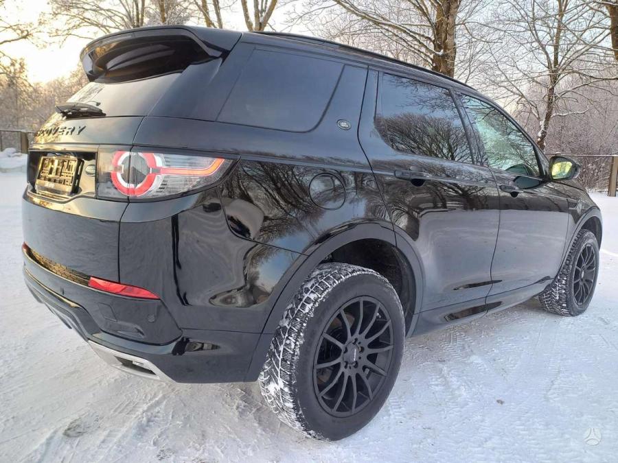 Melns Land Rover Discovery Sport 2018 Šauļi, ar dzinēja tilpumu 2.00 L un nobraukumu 144 tūkst. km par 12950 €, foto 3 vietnē AUTOMOTO.COM.LV