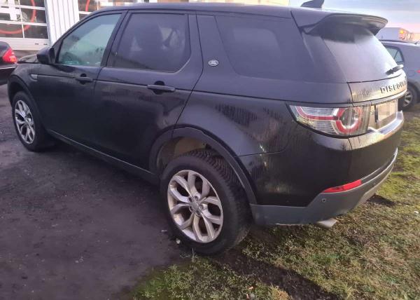 Black Land Rover Discovery Sport 2018 in Taurage, with an engine capacity of 2.00 L and mileage of 159 thousand km for 6700 €, photo 4 on AUTOMOTO.COM.LV