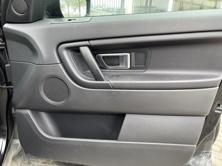 Black Land Rover Discovery Sport 2019 in Avizieniai, with an engine capacity of 2.00 L and mileage of 193 thousand km for 11900 €, photo 5 on AUTOMOTO.COM.LV