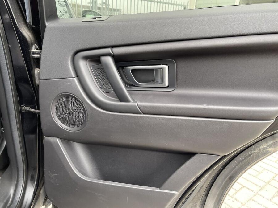 Black Land Rover Discovery Sport 2019 in Avizieniai, with an engine capacity of 2.00 L and mileage of 193 thousand km for 11900 €, photo 8 on AUTOMOTO.COM.LV