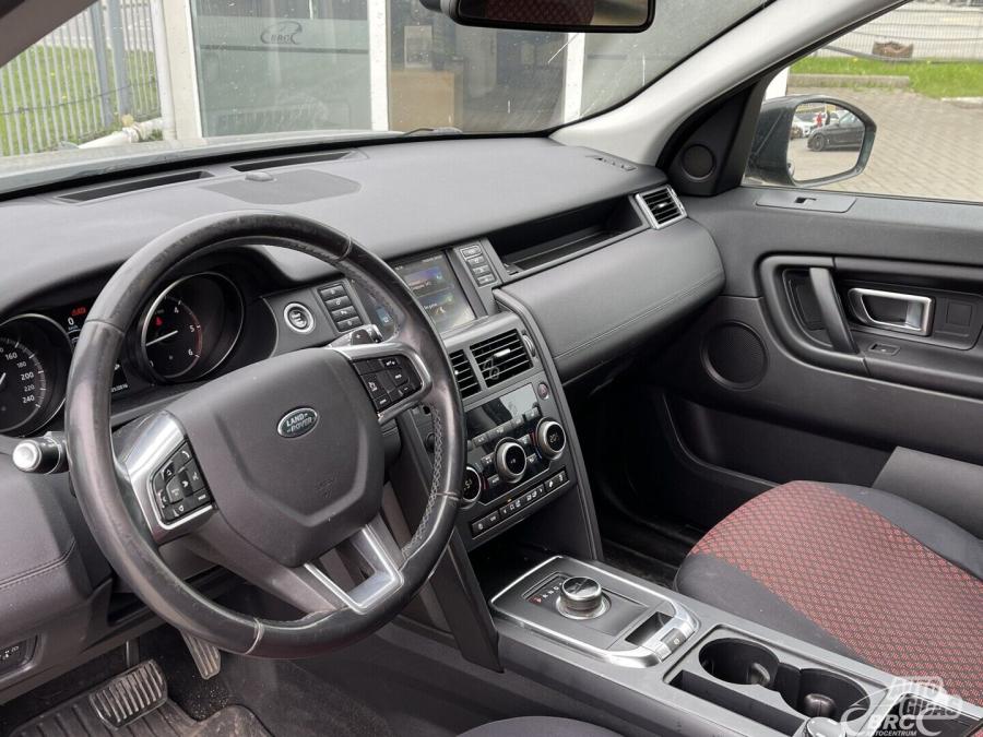 Black Land Rover Discovery Sport 2019 in Avizieniai, with an engine capacity of 2.00 L and mileage of 193 thousand km for 11900 €, photo 17 on AUTOMOTO.COM.LV