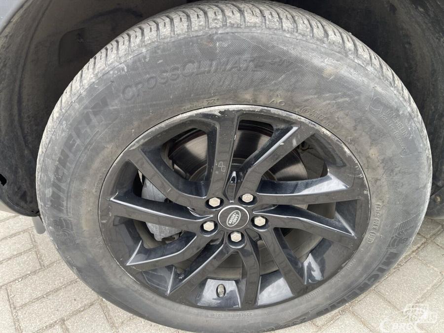 Black Land Rover Discovery Sport 2019 in Avizieniai, with an engine capacity of 2.00 L and mileage of 193 thousand km for 11900 €, photo 31 on AUTOMOTO.COM.LV