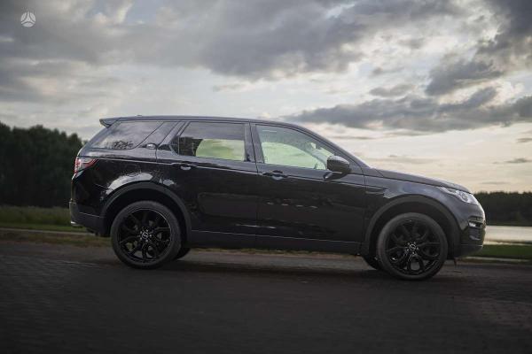 Black Land Rover Discovery Sport 2019 in Siauliai, with an engine capacity of 2.00 L and mileage of 103 thousand km for 14890 €, photo 3 on AUTOMOTO.COM.LV