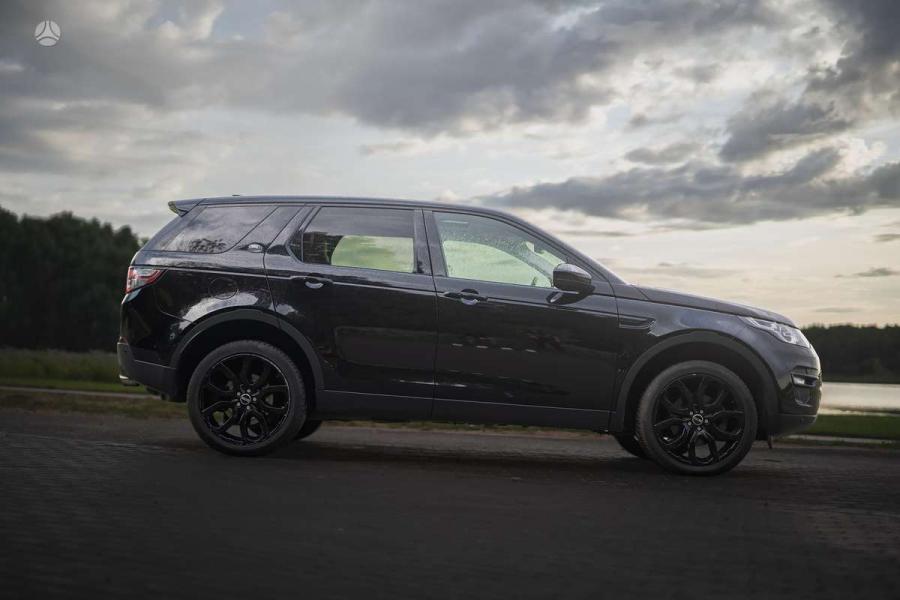 Black Land Rover Discovery Sport 2019 in Siauliai, with an engine capacity of 2.00 L and mileage of 103 thousand km for 14890 €, photo 4 on AUTOMOTO.COM.LV