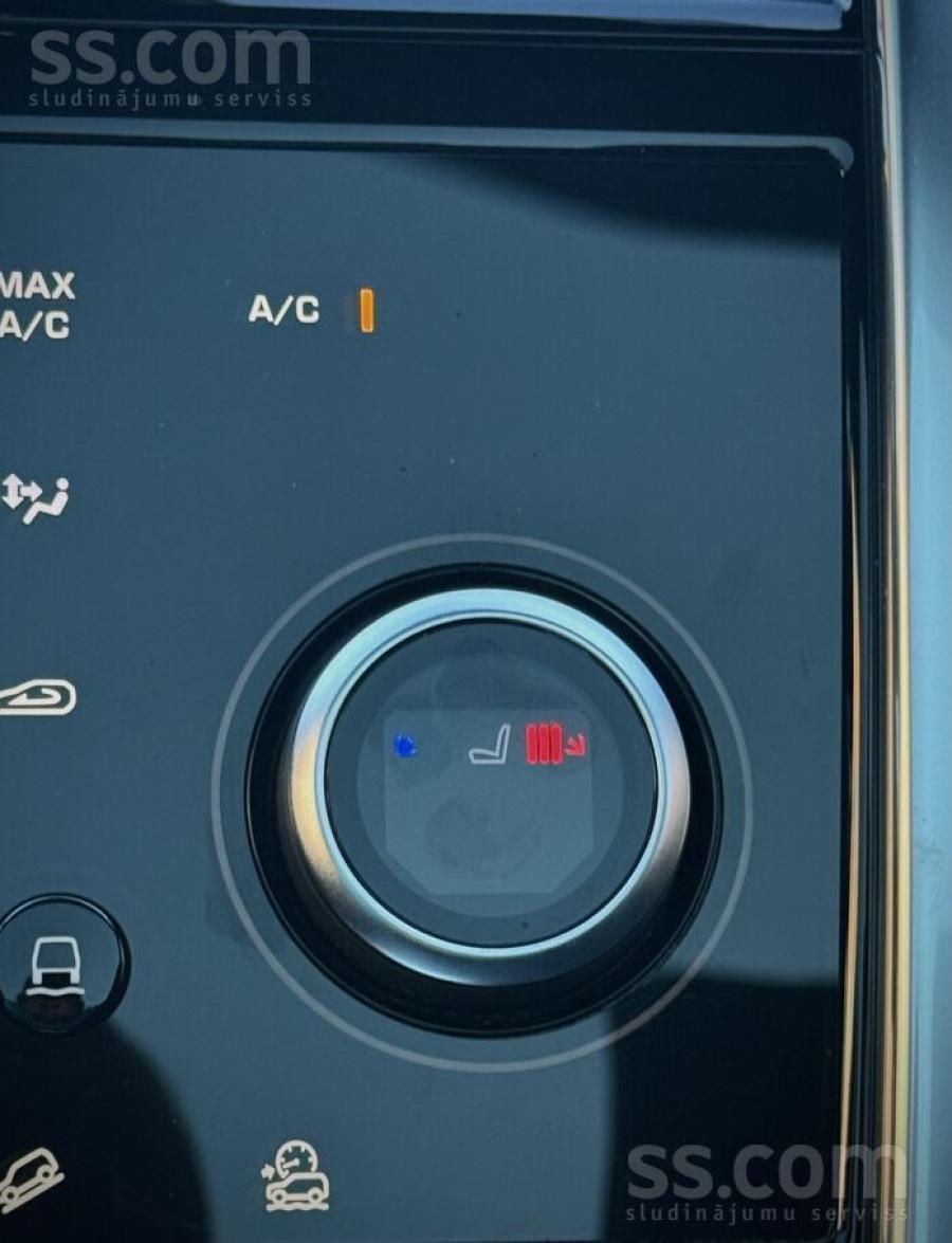 Black Land Rover Discovery Sport 2021 in Riga, with an engine capacity of 2.00 L and mileage of 166 thousand km for 26650 €, photo 23 on AUTOMOTO.COM.LV