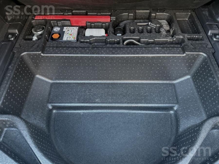 Black Land Rover Discovery Sport 2021 in Riga, with an engine capacity of 2.00 L and mileage of 166 thousand km for 26650 €, photo 36 on AUTOMOTO.COM.LV