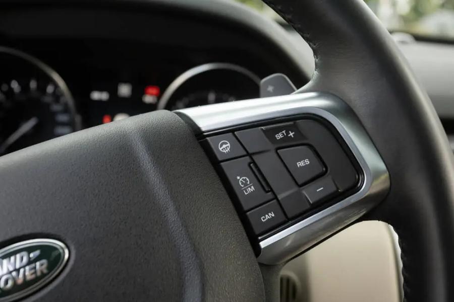 Blue Land Rover Discovery Sport 2016 in Jelgava, with an engine capacity of 2.00 L and mileage of 187 thousand km for 11990 €, photo 33 on AUTOMOTO.COM.LV