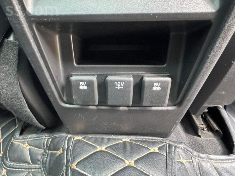Brown Land Rover Discovery Sport 2017 in Riga, with an engine capacity of 2.00 L and mileage of 0 thousand km for 11890 €, photo 33 on AUTOMOTO.COM.LV