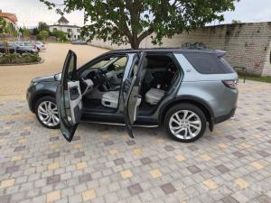 Pelēks Land Rover Discovery Sport 2015 Rīga, ar dzinēja tilpumu 2.20 L un nobraukumu 204 tūkst. km par 13000 €, foto  vietnē AUTOMOTO.COM.LV