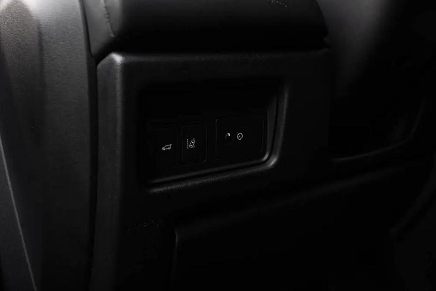 Pelēks Land Rover Discovery Sport 2015 Jelgava, ar dzinēja tilpumu 2.20 L un nobraukumu 157 tūkst. km par 13500 €, foto 14 vietnē AUTOMOTO.COM.LV