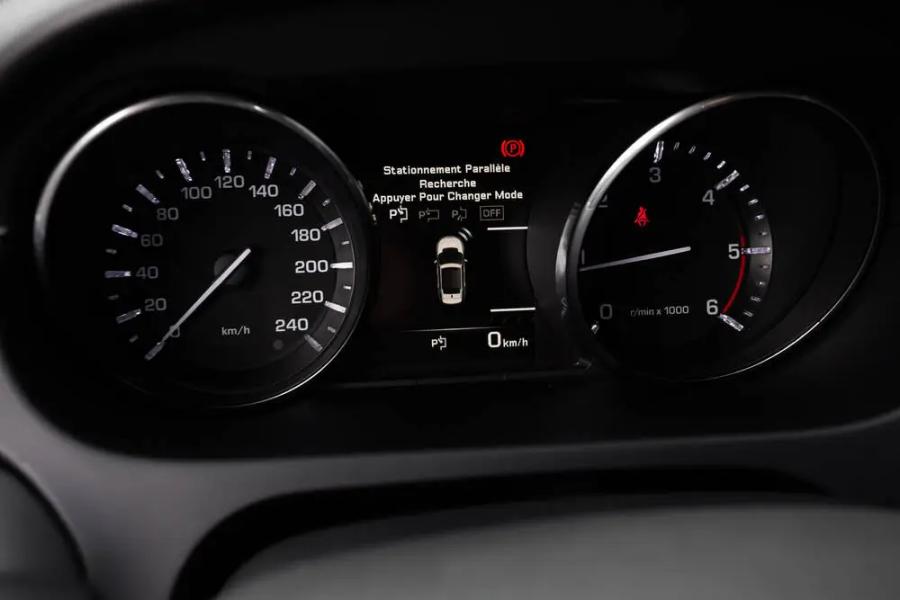 Pelēks Land Rover Discovery Sport 2015 Jelgava, ar dzinēja tilpumu 2.20 L un nobraukumu 157 tūkst. km par 13500 €, foto 24 vietnē AUTOMOTO.COM.LV