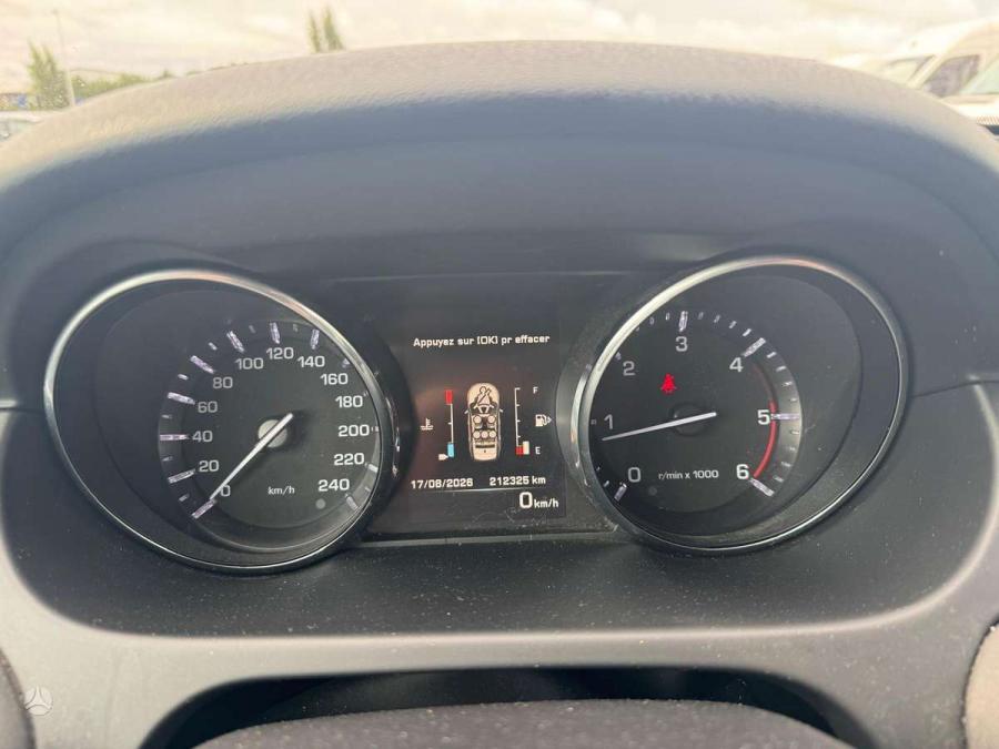 Pelēks Land Rover Discovery Sport 2015 Tauragė, ar dzinēja tilpumu 2.00 L un nobraukumu 212 tūkst. km par 7200 €, foto 12 vietnē AUTOMOTO.COM.LV