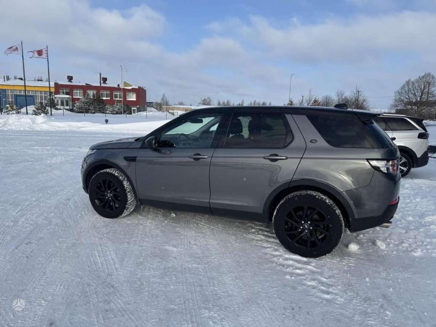 Pelēks Land Rover Discovery Sport 2016 Telšiai, ar dzinēja tilpumu 2.00 L un nobraukumu 207 tūkst. km par 9700 €, foto 4 vietnē AUTOMOTO.COM.LV