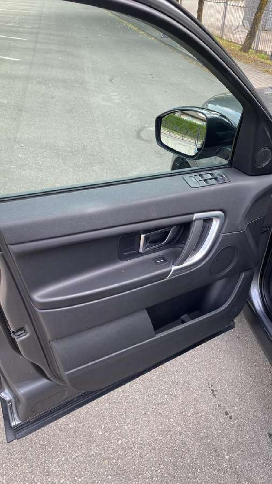 Pelēks Land Rover Discovery Sport 2016 Mažeikiai, ar dzinēja tilpumu 2.00 L un nobraukumu 274 tūkst. km par 9200 €, foto 22 vietnē AUTOMOTO.COM.LV