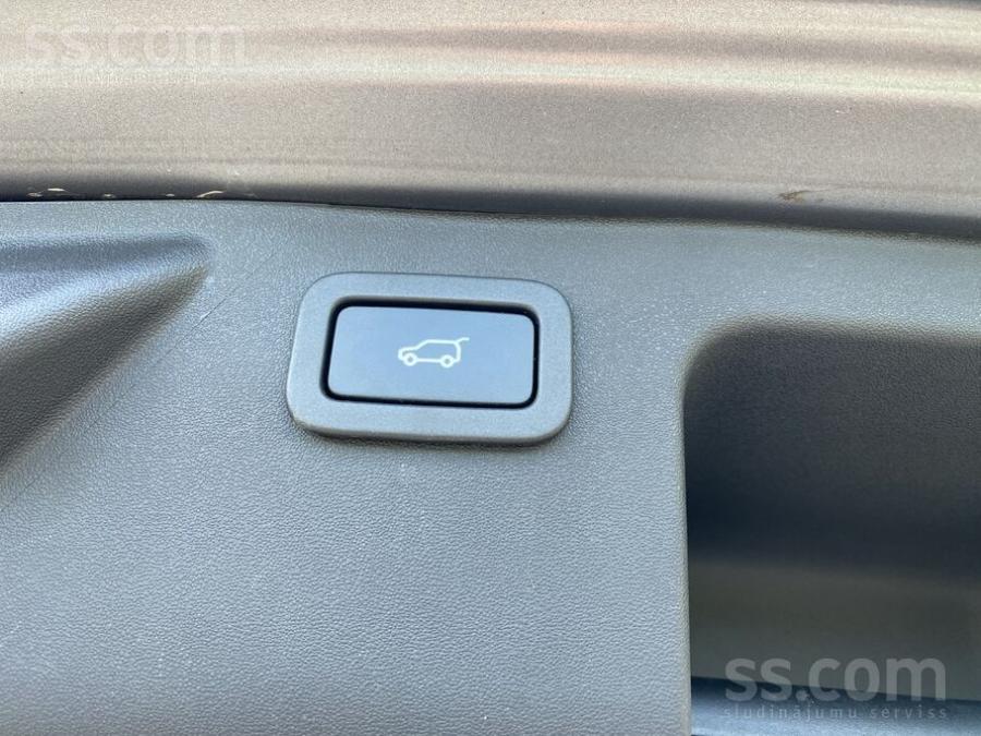 Grey Land Rover Discovery Sport 2016 in Riga, with an engine capacity of 2.00 L and mileage of 203 thousand km for 10500 €, photo 18 on AUTOMOTO.COM.LV