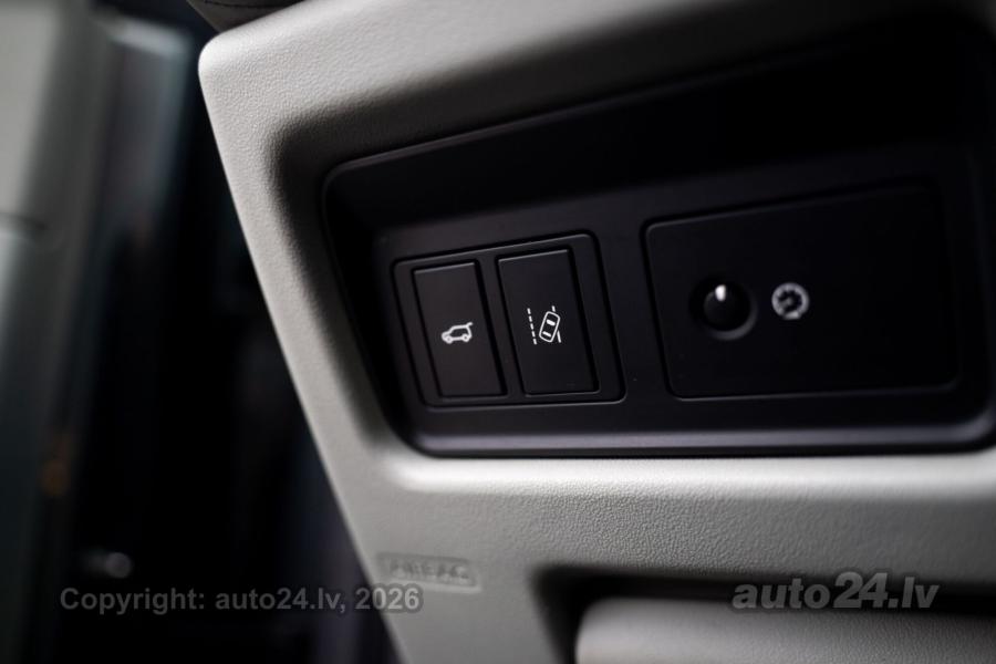 Grey Land Rover Discovery Sport 2017 in Tallinn, with an engine capacity of 2.00 L and mileage of 0 thousand km for 10999 €, photo 13 on AUTOMOTO.COM.LV