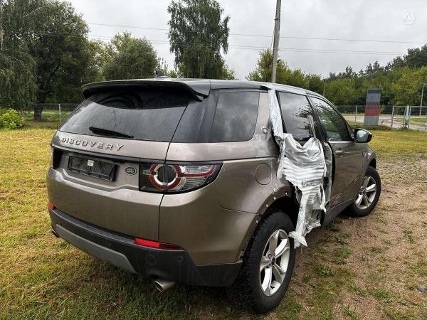 Pelēks Land Rover Discovery Sport 2017 Panevēža, ar dzinēja tilpumu 2.00 L un nobraukumu 180 tūkst. km par 7700 €, foto 3 vietnē AUTOMOTO.COM.LV