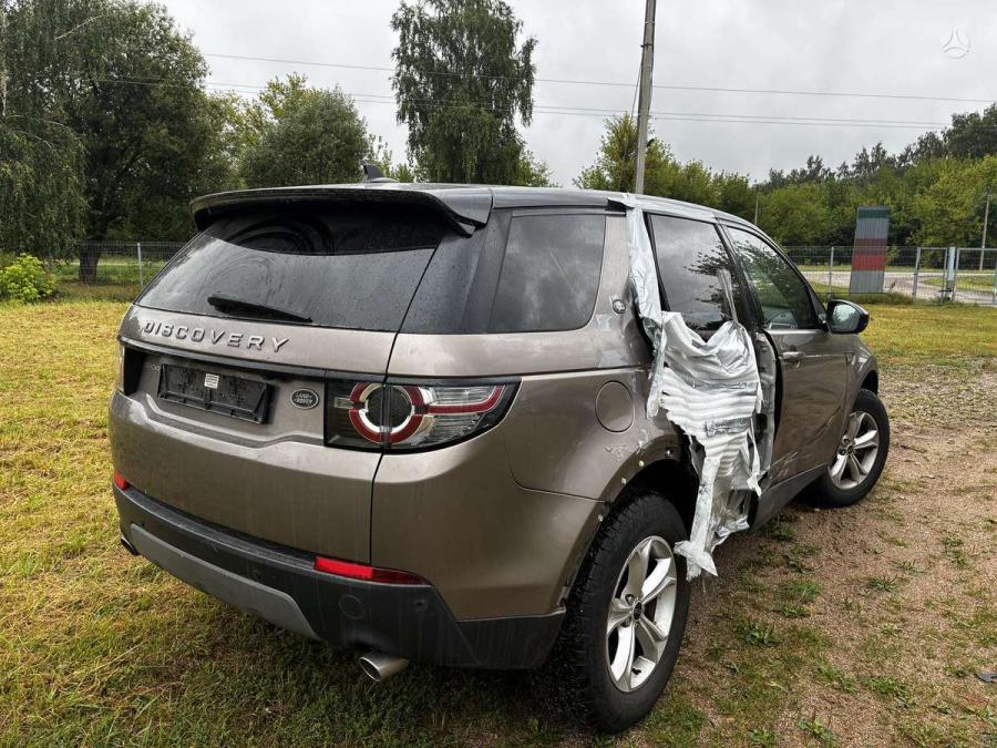Grey Land Rover Discovery Sport 2017 in Panevezys, with an engine capacity of 2.00 L and mileage of 180 thousand km for 7700 €, photo 4 on AUTOMOTO.COM.LV