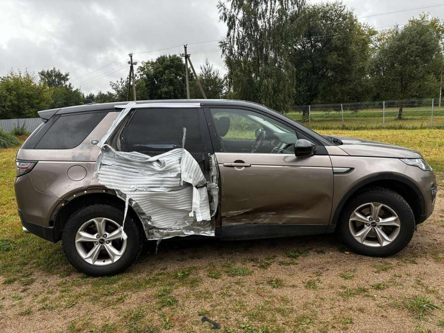 Grey Land Rover Discovery Sport 2017 in Panevezys, with an engine capacity of 2.00 L and mileage of 180 thousand km for 7700 €, photo 12 on AUTOMOTO.COM.LV