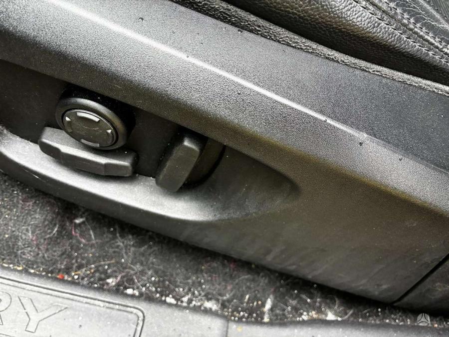 Grey Land Rover Discovery Sport 2017 in Panevezys, with an engine capacity of 2.00 L and mileage of 180 thousand km for 7700 €, photo 18 on AUTOMOTO.COM.LV