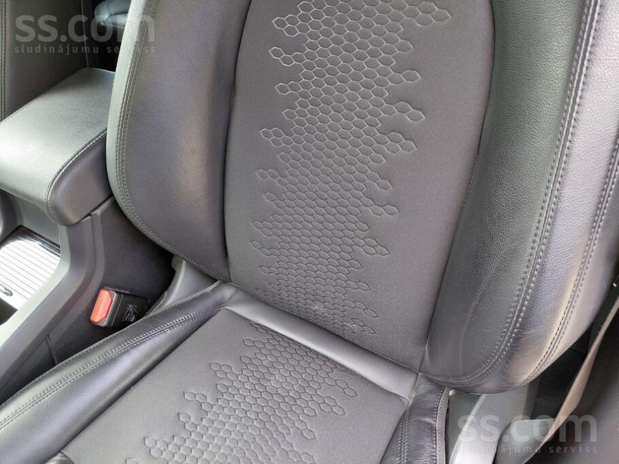 Grey Land Rover Discovery Sport 2018 in Talsi, with an engine capacity of 2.00 L and mileage of 138 thousand km for 12950 €, photo 13 on AUTOMOTO.COM.LV