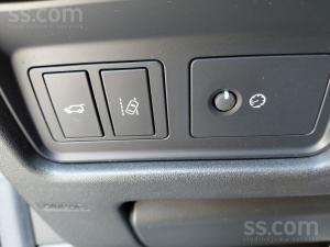 Grey Land Rover Discovery Sport 2018 in Talsi, with an engine capacity of 2.00 L and mileage of 138 thousand km for 12950 €, photo 16 on AUTOMOTO.COM.LV