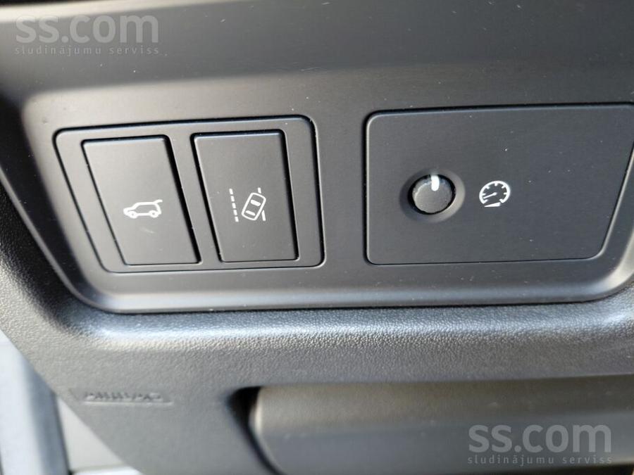 Grey Land Rover Discovery Sport 2018 in Talsi, with an engine capacity of 2.00 L and mileage of 138 thousand km for 12950 €, photo 16 on AUTOMOTO.COM.LV