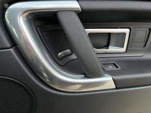 Pelēks Land Rover Discovery Sport 2018 Panevēža, ar dzinēja tilpumu 2.00 L un nobraukumu 171 tūkst. km par 12200 €, foto 33 vietnē AUTOMOTO.COM.LV