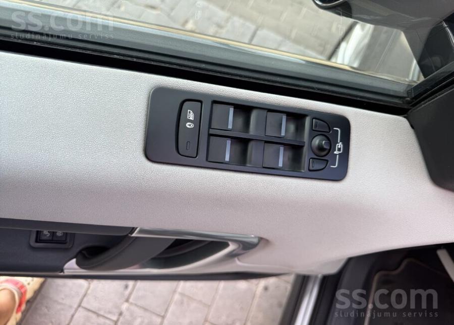 Pelēks Land Rover Discovery Sport 2019 Rīga, ar dzinēja tilpumu 2.00 L un nobraukumu 215 tūkst. km par 12999 €, foto 28 vietnē AUTOMOTO.COM.LV