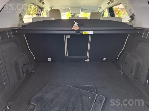 Grey Land Rover Discovery Sport 2022 in Tallinn, with an engine capacity of 2.00 L and mileage of 100 thousand km for 25500 €, photo 5 on AUTOMOTO.COM.LV