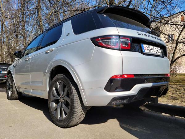 Grey Land Rover Discovery Sport 2023 in Vilnius, with an engine capacity of 2.00 L and mileage of 12 thousand km for 31950 €, photo 2 on AUTOMOTO.COM.LV