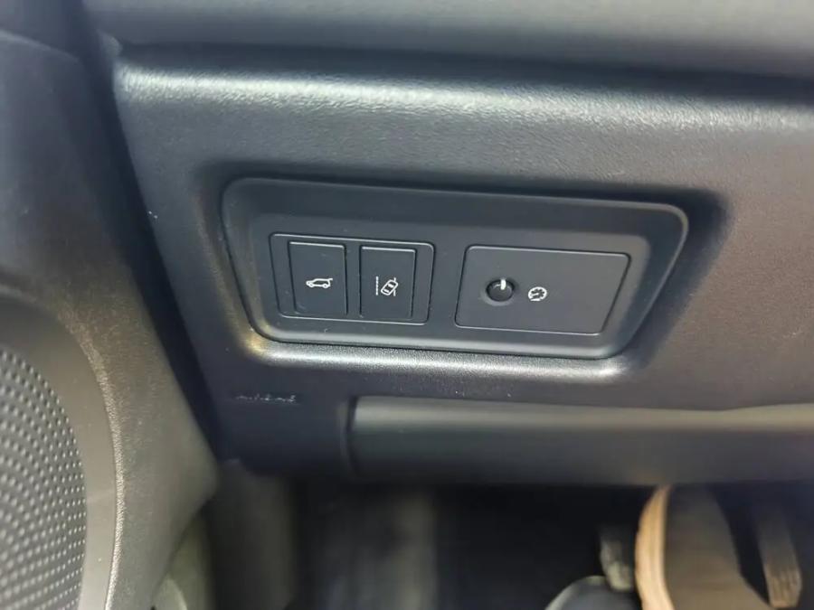 Red Land Rover Discovery Sport 2015 in Jelgava, with an engine capacity of 2.00 L and mileage of 183 thousand km for 10990 €, photo 18 on AUTOMOTO.COM.LV