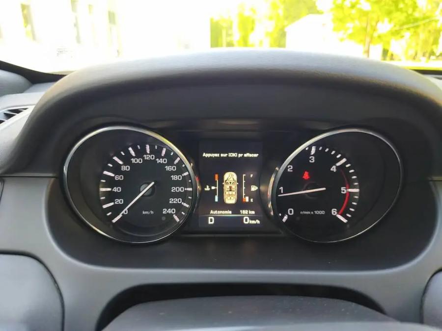 Red Land Rover Discovery Sport 2015 in Jelgava, with an engine capacity of 2.00 L and mileage of 183 thousand km for 10990 €, photo 20 on AUTOMOTO.COM.LV