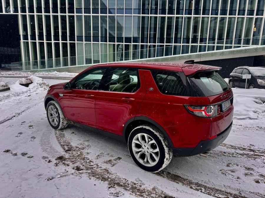 Red Land Rover Discovery Sport 2017 in Vilnius, with an engine capacity of 2.00 L and mileage of 195 thousand km for 12800 €, photo 3 on AUTOMOTO.COM.LV