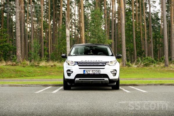 White Land Rover Discovery Sport 2015 in Riga, with an engine capacity of 2.00 L and mileage of 230 thousand km for 11990 €, photo 3 on AUTOMOTO.COM.LV