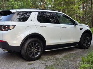 White Land Rover Discovery Sport 2015 in Daugavpils, with an engine capacity of 2.00 L and mileage of 129 thousand km for 16700 €, photo 4 on AUTOMOTO.COM.LV