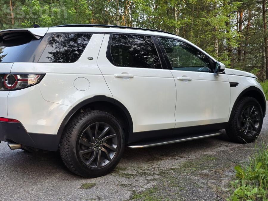 White Land Rover Discovery Sport 2015 in Daugavpils, with an engine capacity of 2.00 L and mileage of 129 thousand km for 16700 €, photo 4 on AUTOMOTO.COM.LV