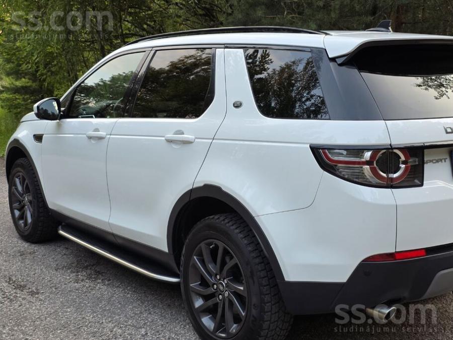 White Land Rover Discovery Sport 2015 in Daugavpils, with an engine capacity of 2.00 L and mileage of 129 thousand km for 16700 €, photo 7 on AUTOMOTO.COM.LV