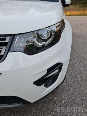 White Land Rover Discovery Sport 2015 in Daugavpils, with an engine capacity of 2.00 L and mileage of 129 thousand km for 16700 €, photo 8 on AUTOMOTO.COM.LV