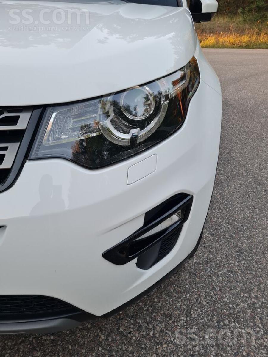 White Land Rover Discovery Sport 2015 in Daugavpils, with an engine capacity of 2.00 L and mileage of 129 thousand km for 16700 €, photo 8 on AUTOMOTO.COM.LV