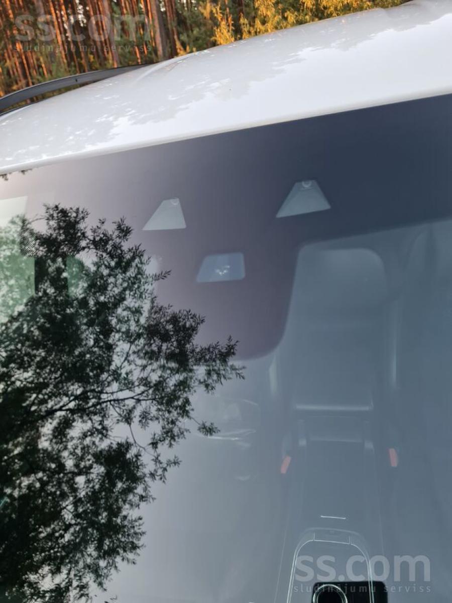 White Land Rover Discovery Sport 2015 in Daugavpils, with an engine capacity of 2.00 L and mileage of 129 thousand km for 16700 €, photo 14 on AUTOMOTO.COM.LV