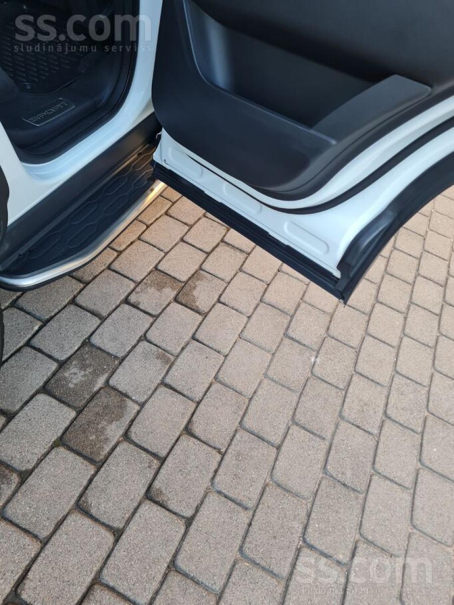 White Land Rover Discovery Sport 2015 in Daugavpils, with an engine capacity of 2.00 L and mileage of 129 thousand km for 16700 €, photo 28 on AUTOMOTO.COM.LV