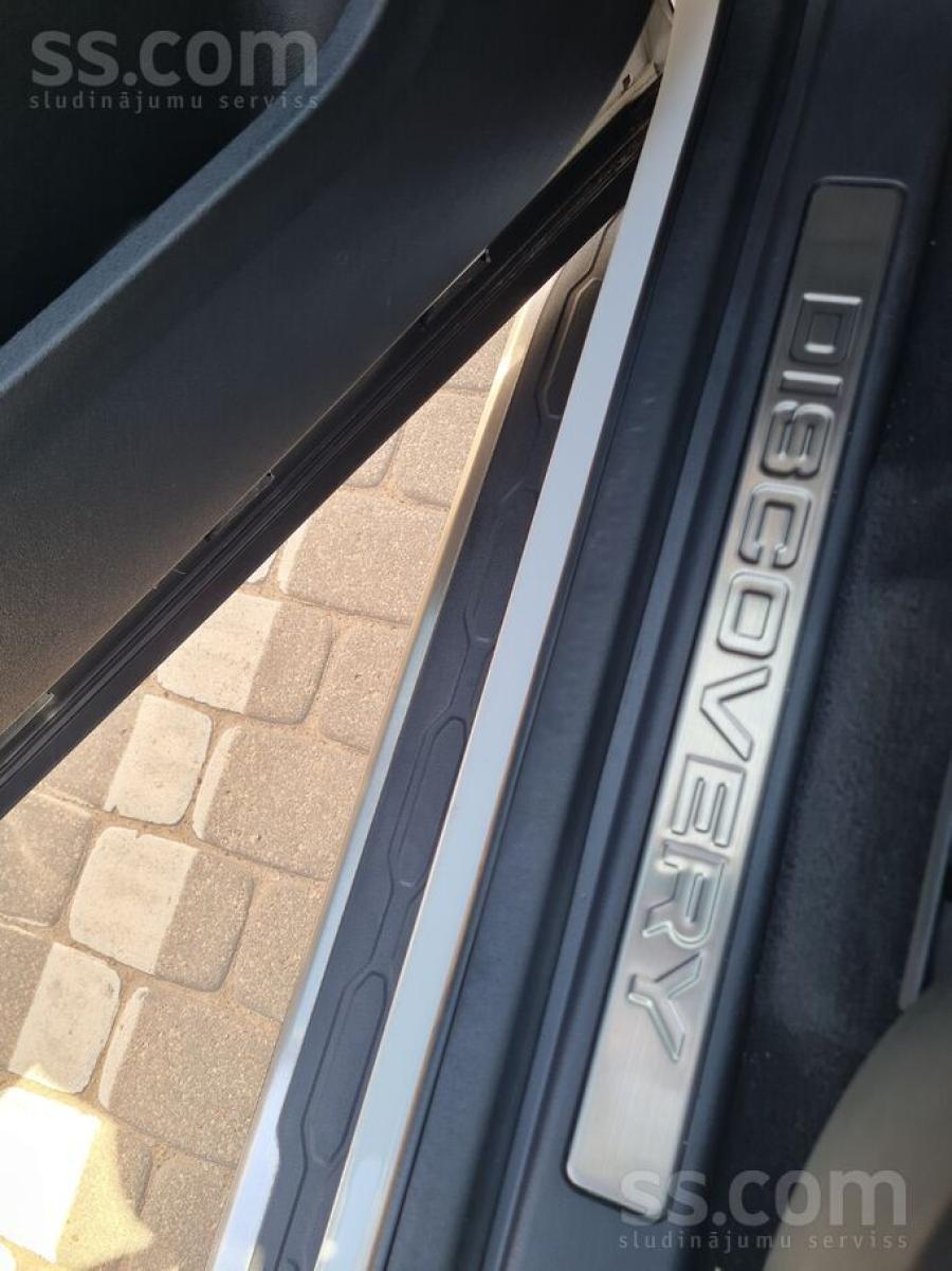 White Land Rover Discovery Sport 2015 in Daugavpils, with an engine capacity of 2.00 L and mileage of 129 thousand km for 16700 €, photo 31 on AUTOMOTO.COM.LV