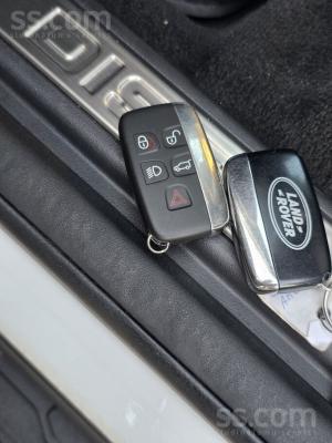White Land Rover Discovery Sport 2015 in Daugavpils, with an engine capacity of 2.00 L and mileage of 129 thousand km for 16700 €, photo 33 on AUTOMOTO.COM.LV