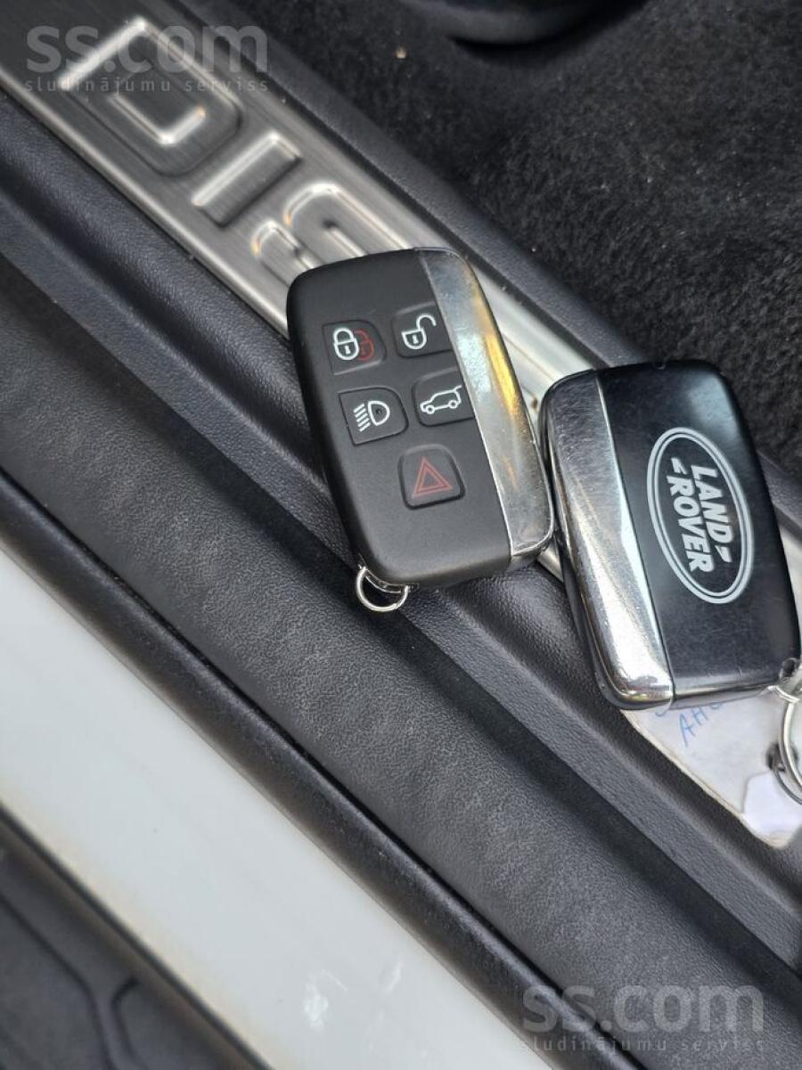 White Land Rover Discovery Sport 2015 in Daugavpils, with an engine capacity of 2.00 L and mileage of 129 thousand km for 16700 €, photo 33 on AUTOMOTO.COM.LV