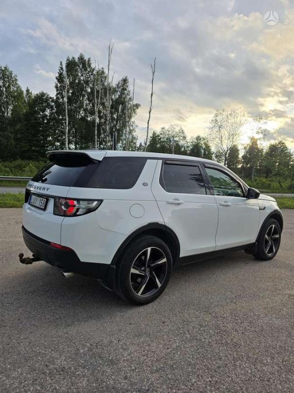 White Land Rover Discovery Sport 2015 in Vilnius, with an engine capacity of 2.18 L and mileage of 303 thousand km for 9300 €, photo 3 on AUTOMOTO.COM.LV