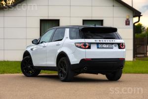 White Land Rover Discovery Sport 2016 in Jelgava, with an engine capacity of 2.00 L and mileage of 0 thousand km for 12999 €, photo 4 on AUTOMOTO.COM.LV